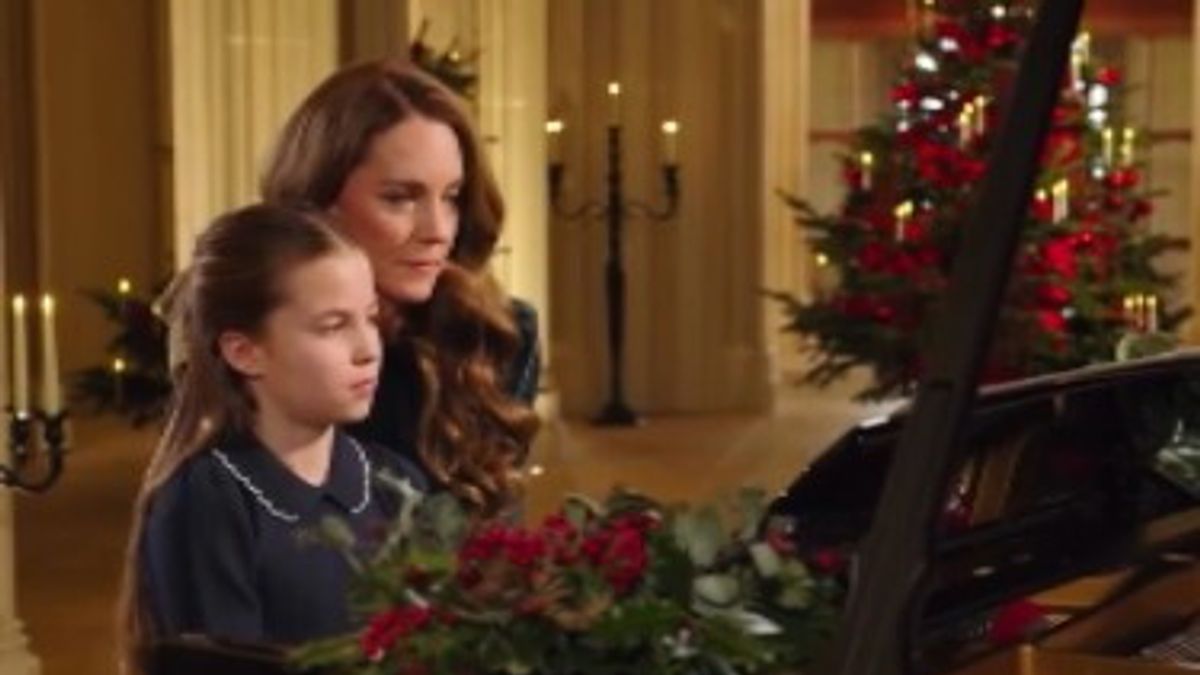 Duetto reale a sorpresa alla vigilia di Natale: Kate e Charlotte al ...