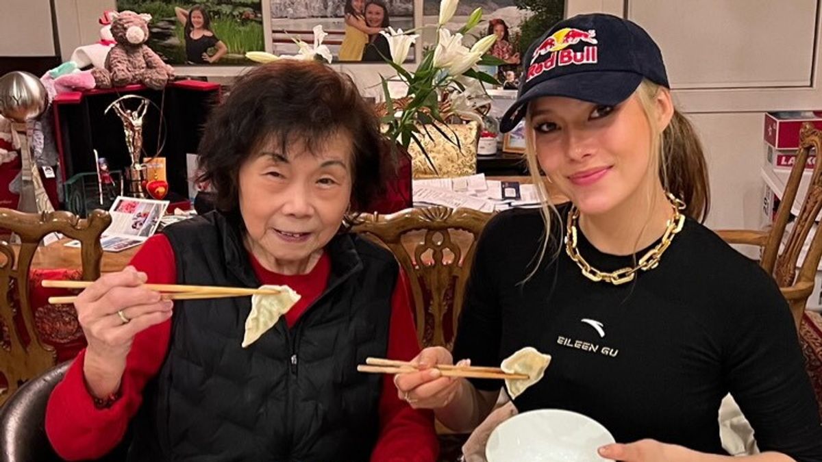 Eileen Gu in lacrime dopo l’oro: «Mia nonna è venuta a mancare»