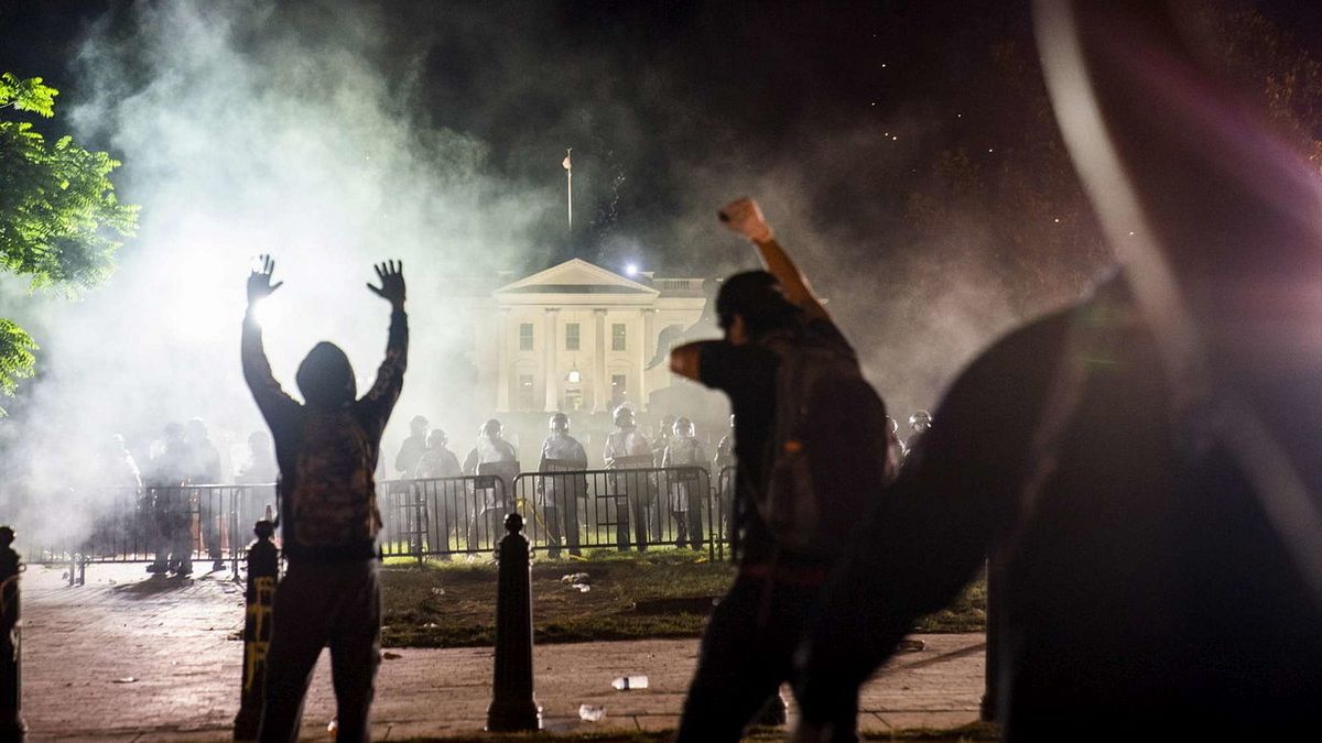 Caso Floyd, migliaia di manifestanti tornano ad assediare la Casa ...