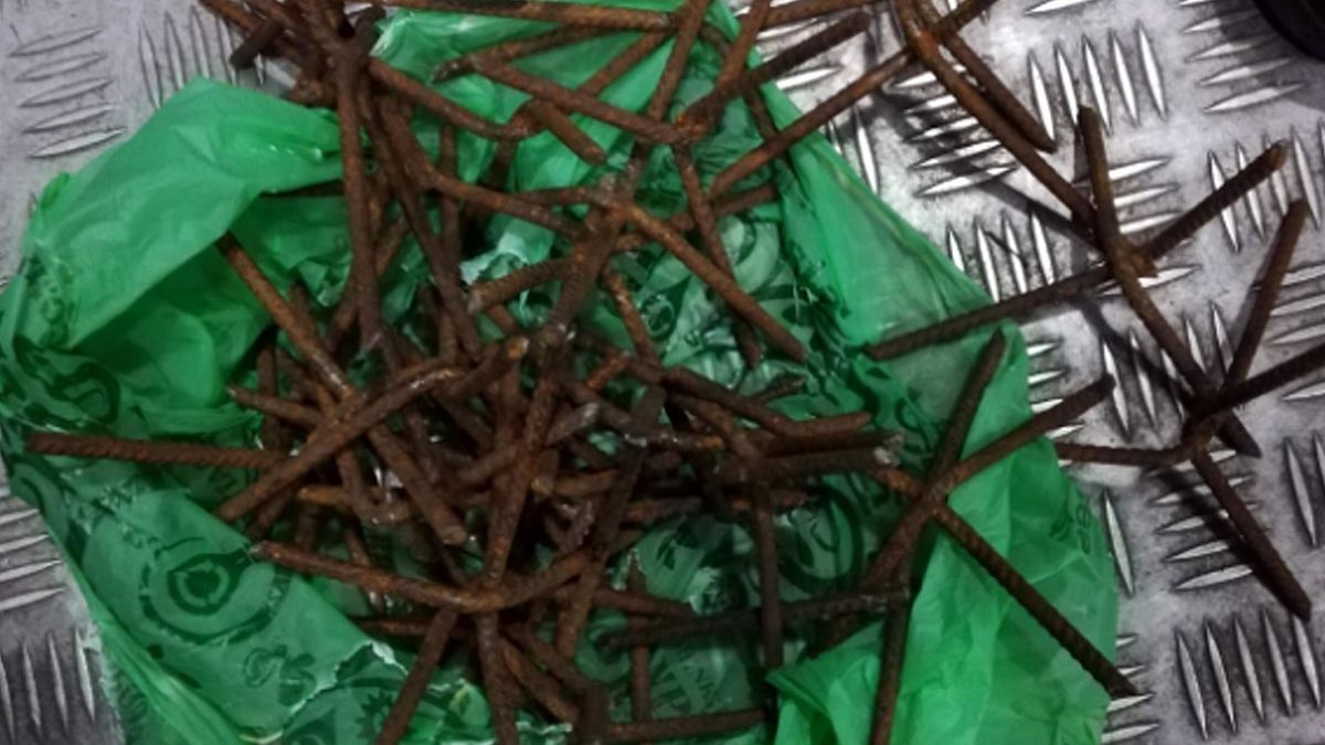 Tav, chiodi sulla strada: forate le gomme dei mezzi della polizia - Tgcom24