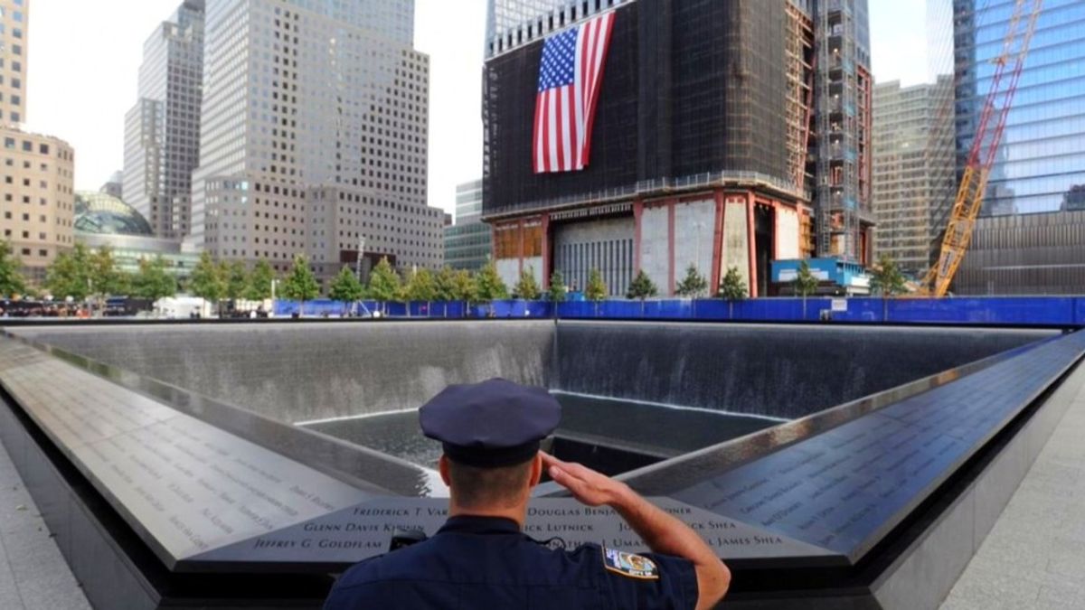 11 settembre, la polizia di New York omaggia gli agenti eroi - Tgcom24