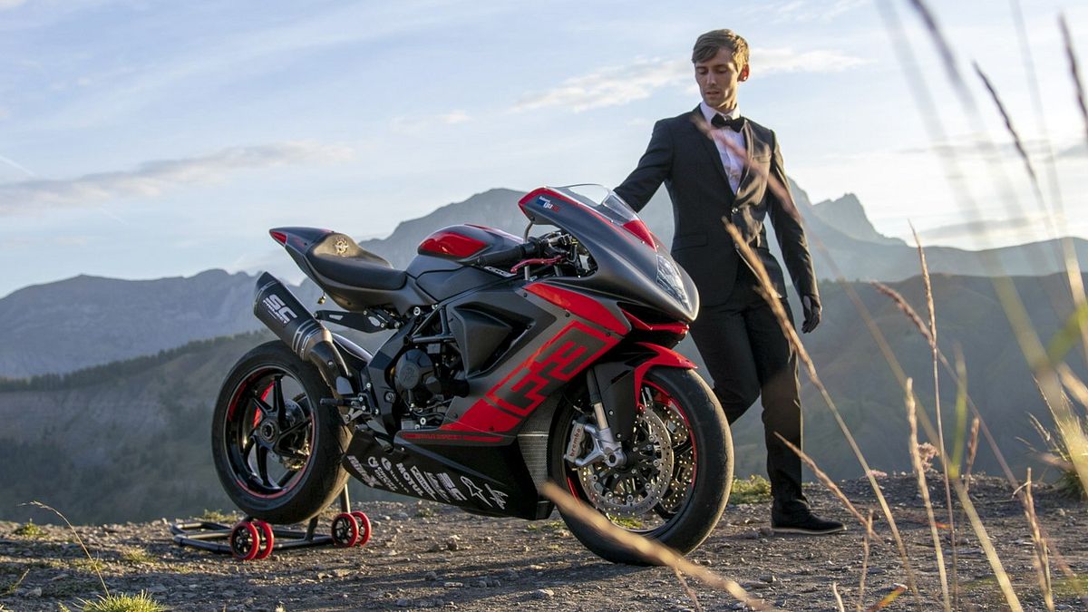 Thibaut Nogues e lʼabilità di guidare una MV Agusta - Tgcom24