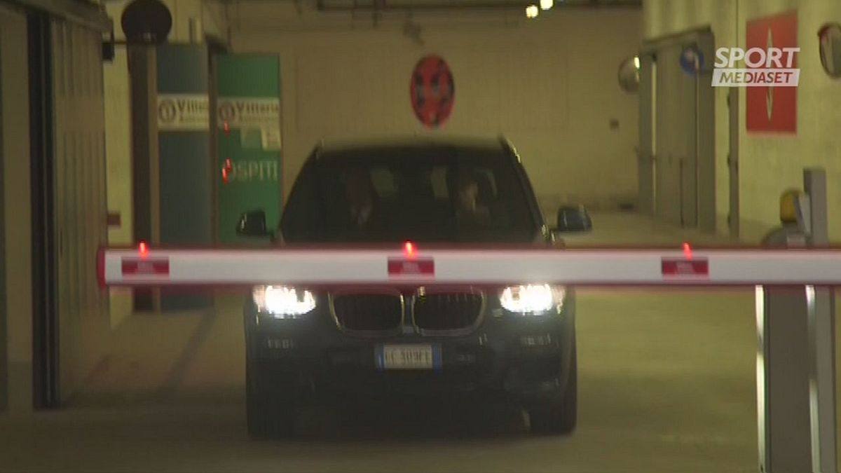 Ibra esce da Casa Milan dopo la firma sul rinnovo - SportMediaset