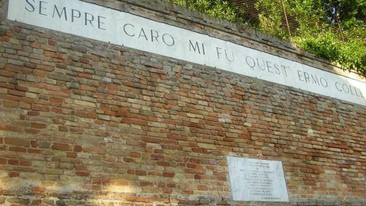 Danneggiato "l'ermo colle" di Giacomo Leopardi - Tgcom24