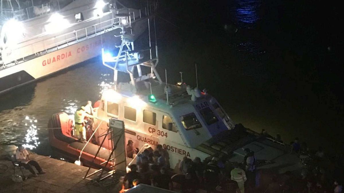 A Catania incendi costringono le persone a fuggire via mare - Tgcom24