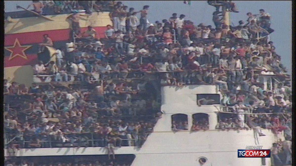 Bari, trent'anni fa lo sbarco della nave Vlora con 20mila albanesi ...
