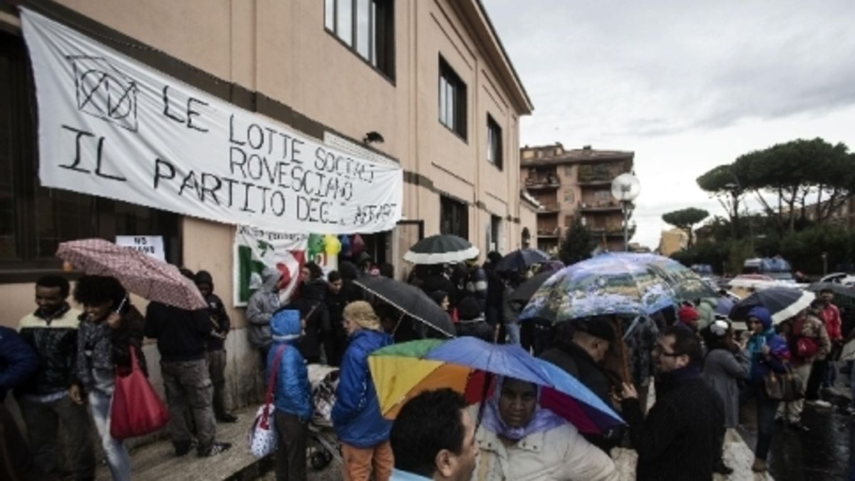 Mafia Roma, i Movimenti per la casa occupano la sede del Pd Lazio - Tgcom24