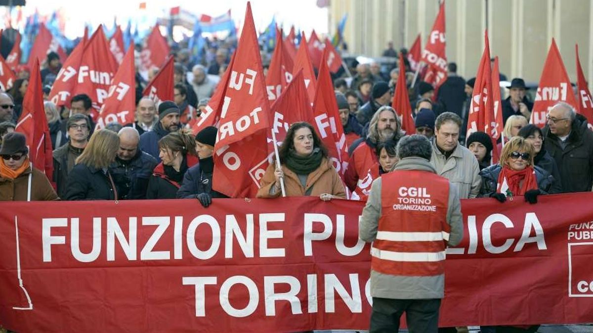 Roma, 50mila statali in piazza - Tgcom24