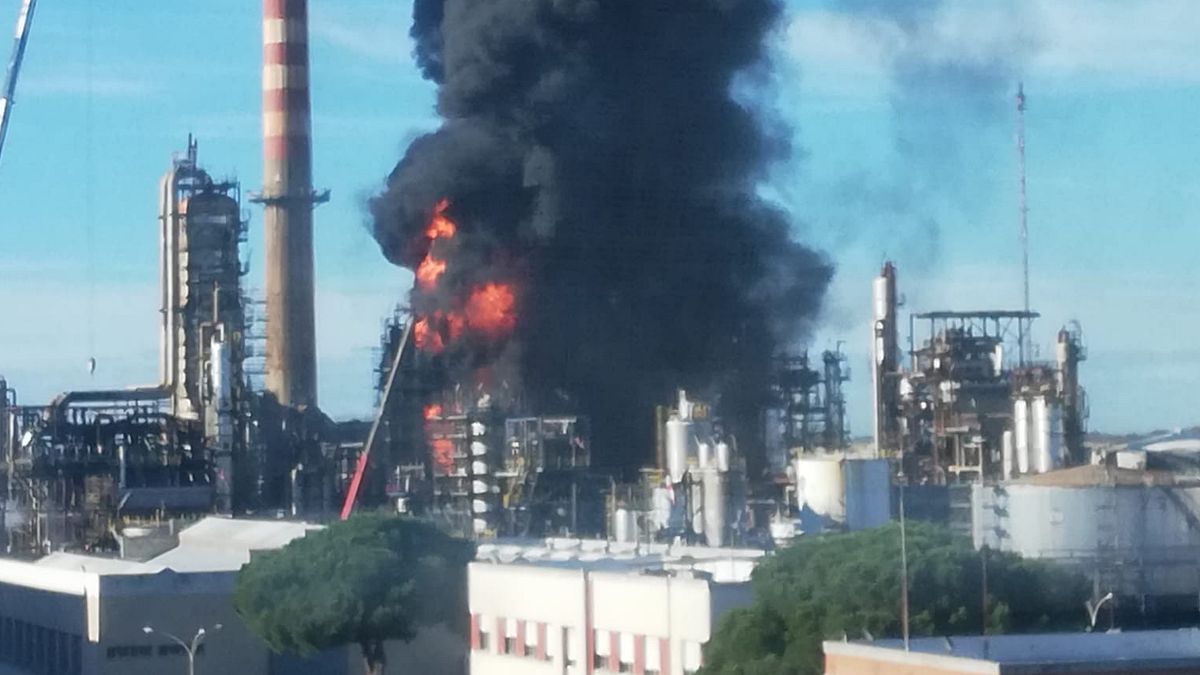 Livorno, incendio ed esplosioni nella raffineria Eni - Tgcom24