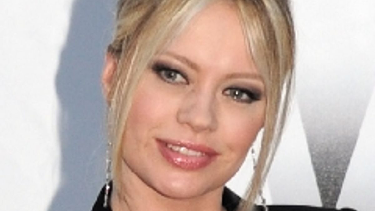 Anna, sotto la giacca niente - Tgcom24