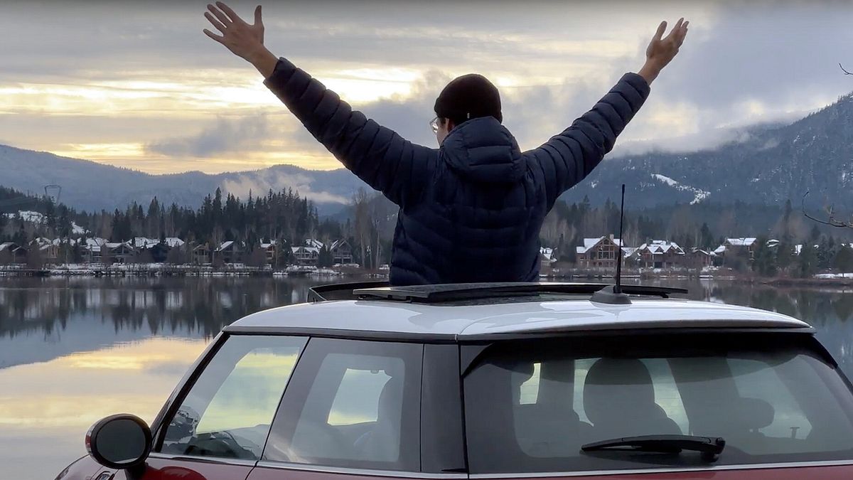 MINI e il video che ricorda il viaggio di Natale di Chris Rea - Tgcom24