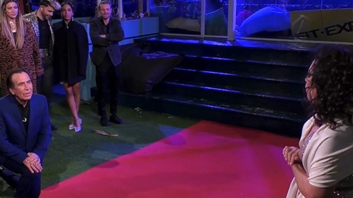 "GF Vip", Giucas Casella in ginocchio per la compagna Valeria Perilli ...