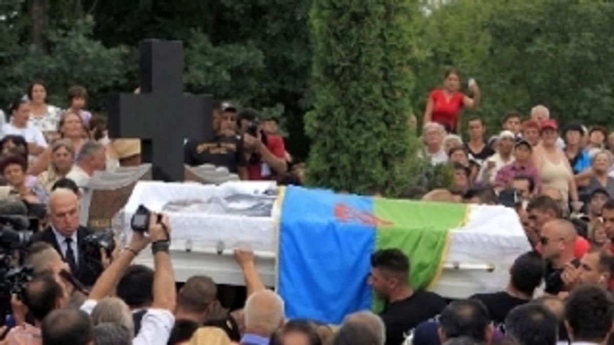 Migliaia ai funerali del re dei rom - Tgcom24