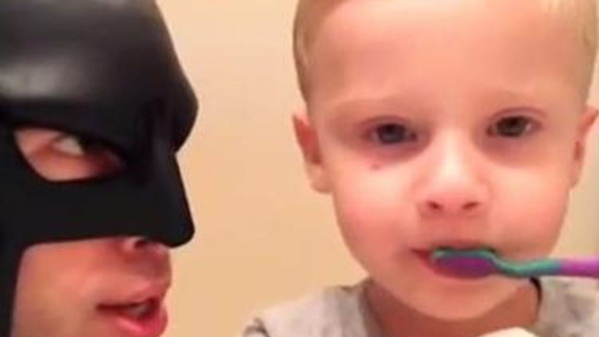 Il papà Batman diverte la famiglia - Tgcom24