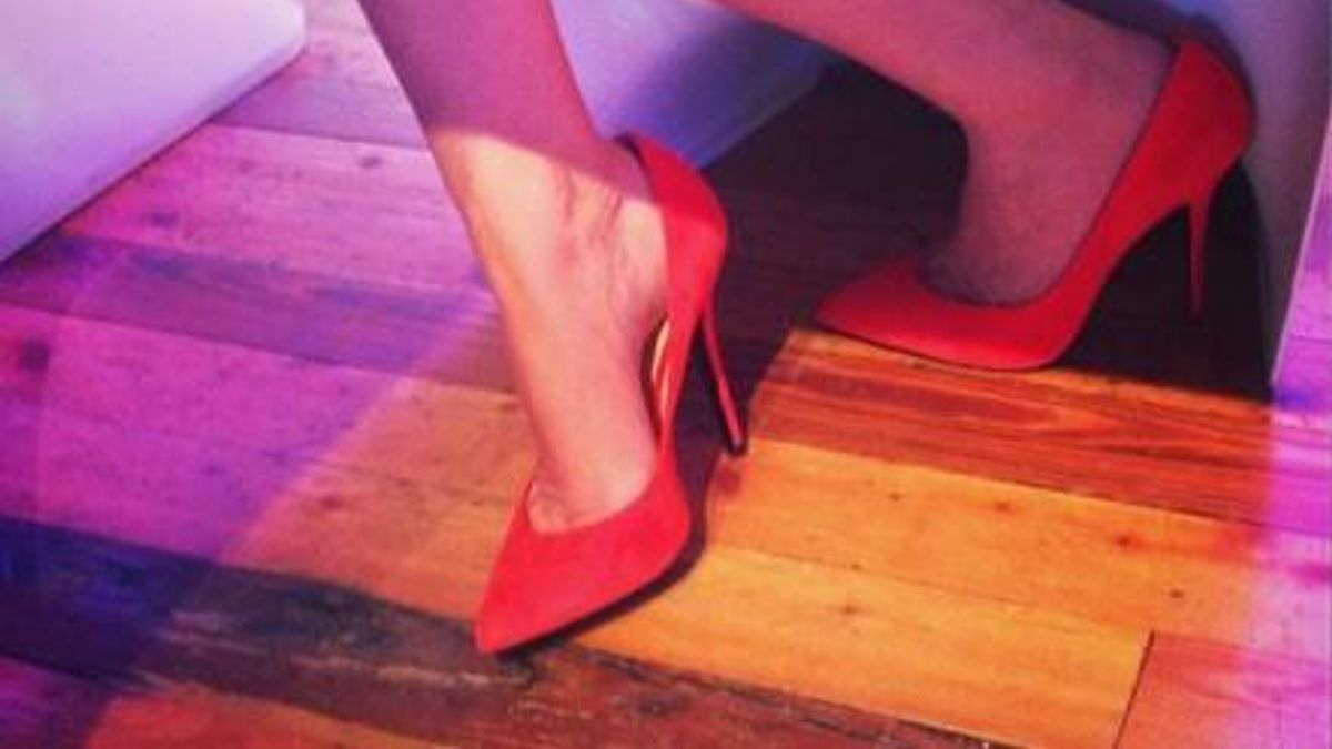 Alessia Marcuzzi, gambe nude e stiletto - Tgcom24