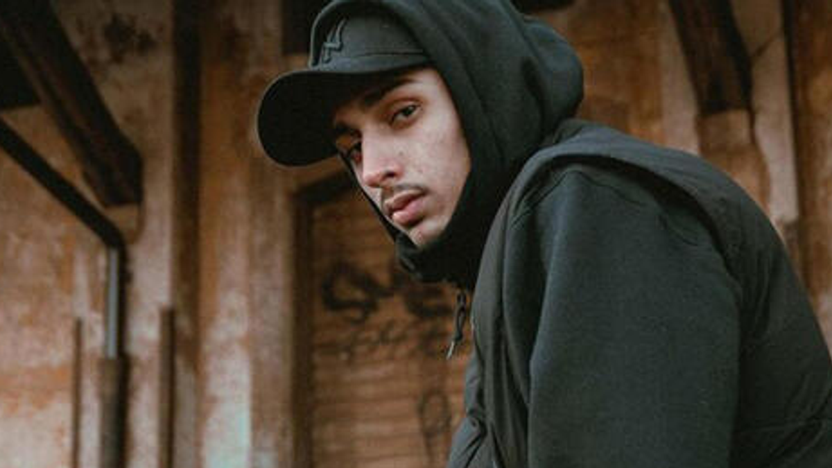 Milano, rapper attacca gli agenti a un controllo: "Che volete? Sono ...