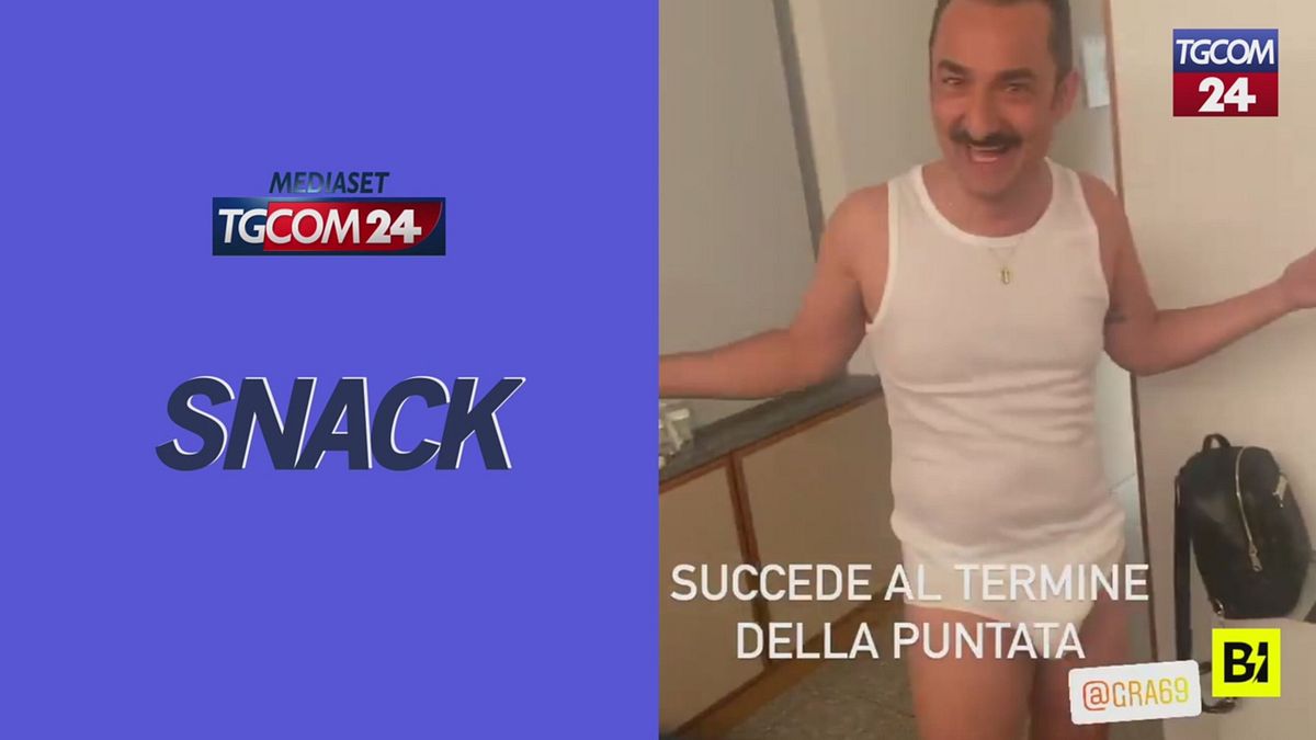 L'isola dei famosi, dietro le quinte Nicola Savino resta in mutande ...