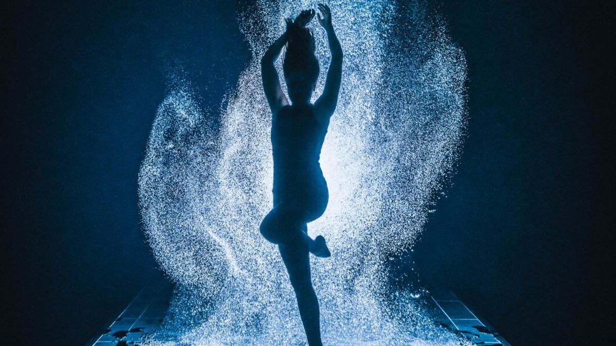 Una danza subacquea inneggia a Narciso e alla bellezza - Tgcom24
