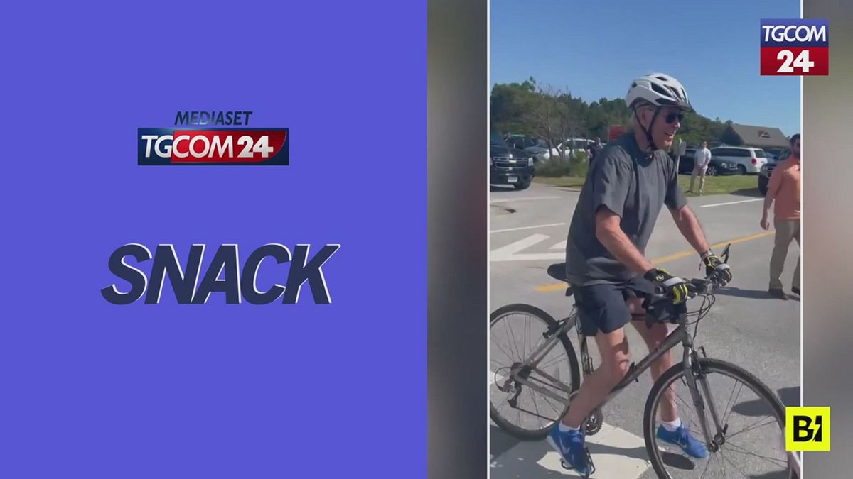 Joe Biden cade in bici, ma si rialza: "Sto bene" - Tgcom24