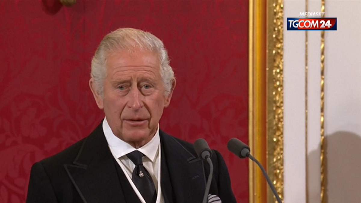 Carlo III proclamato re: "Servirò il regno seguendo l'esempio di mia madre" - Tgcom24