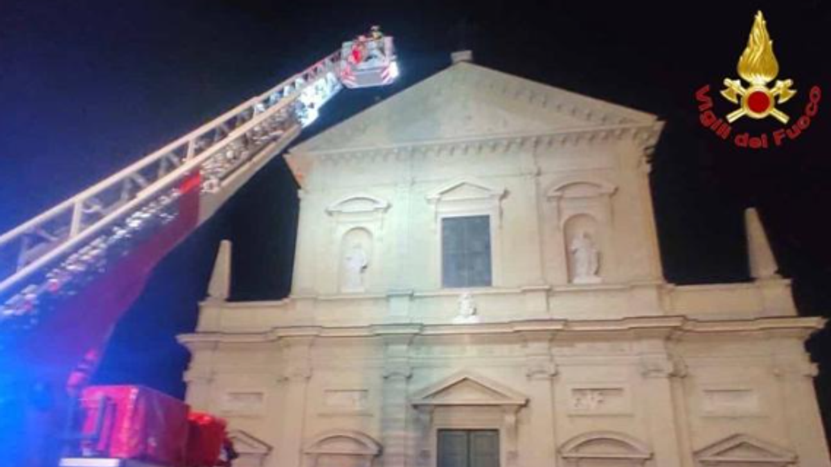 Saronno, un ragazzo si arrampica sul tetto del Duomo e scompare: si era ... Saronno, un ragazzo si arrampica sul tetto del Duomo e scompare: si era ...