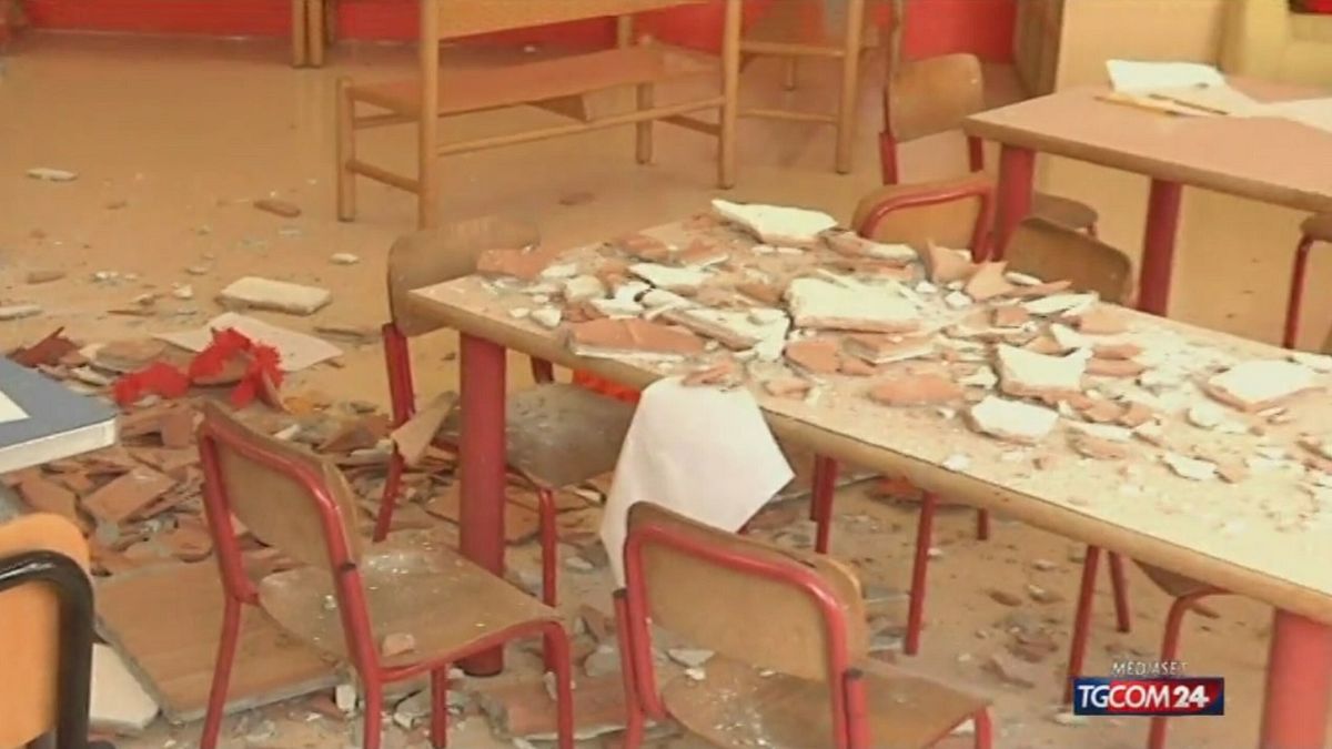 Scuola, in un anno 45 episodi di crollo e distacco di intonaco - Tgcom24