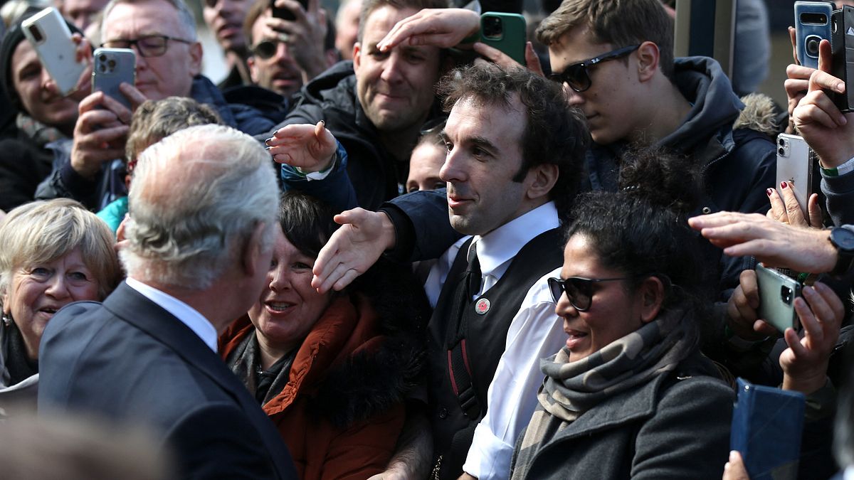 Regina Elisabetta, Carlo III e William tra le gente in attesa per l ...