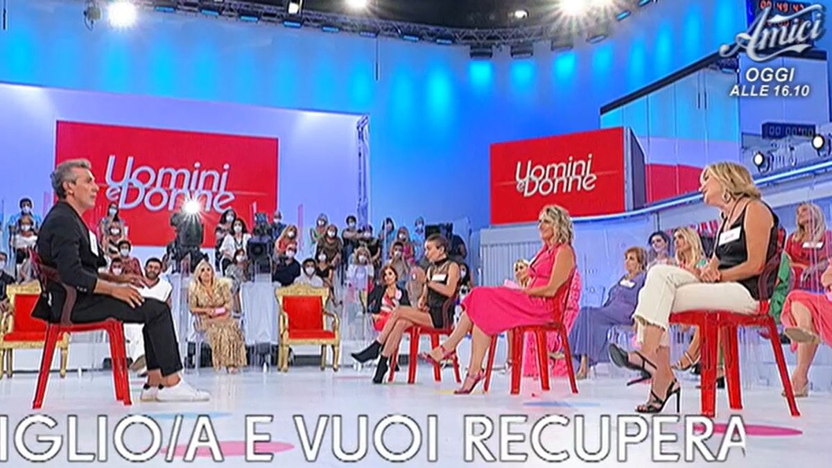 Davide e la sua movimentata estate divisa tra tre donne - Tgcom24