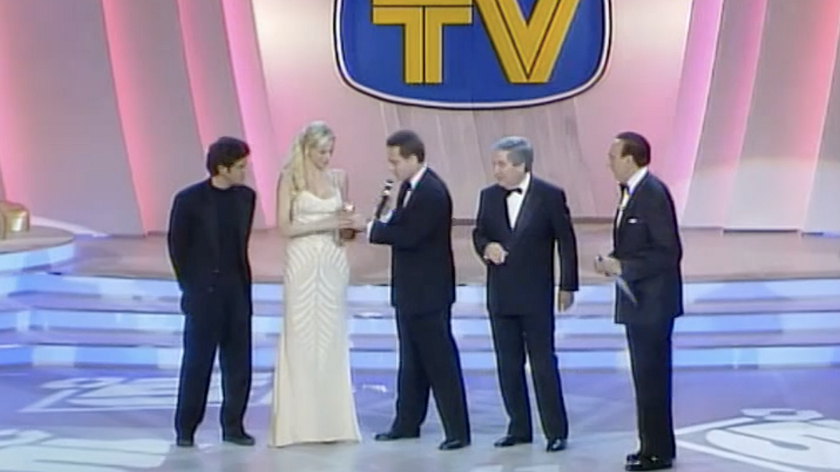 Paolo Bonolis ai "Telegatti" ritira il premio per "Tira e Molla" nel ...