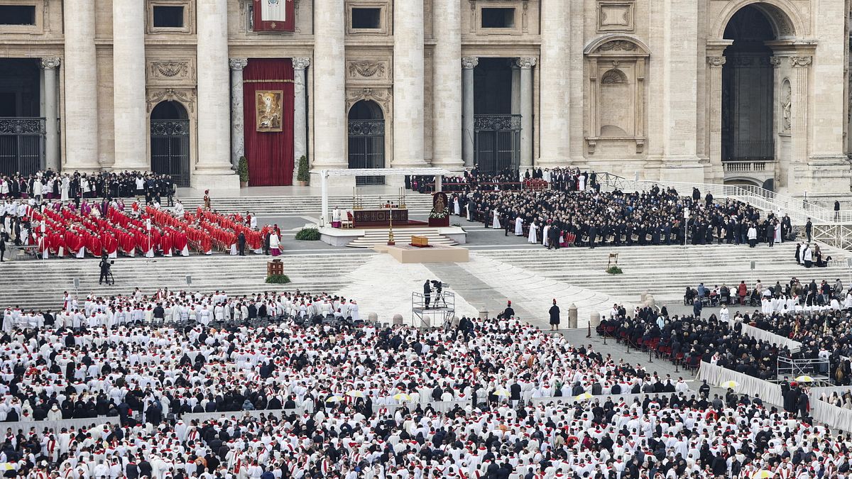 Papa Ratzinger, i funerali in un minuto