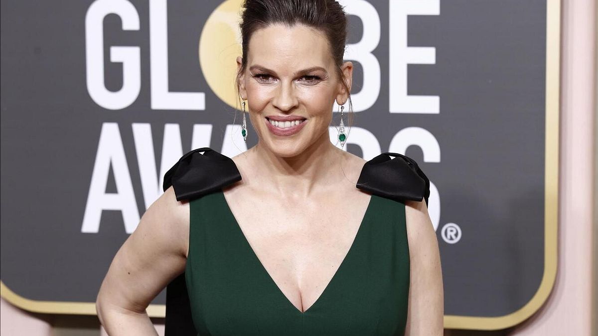 "Golden Globe 2023", Hillary Swank guida la sfilata di pancioni sul red ...