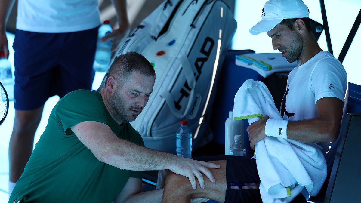 Australian Open, allarme Djokovic: stop per un problema muscolare