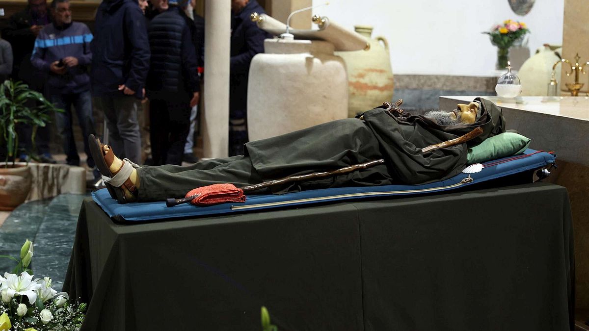 Fra Biagio Conte, in centinaia a rendere omaggio alla salma