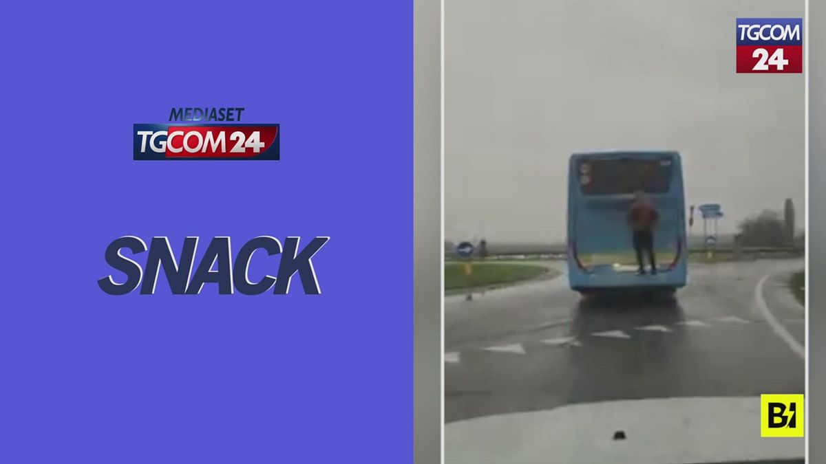 Metodi per non pagare il biglietto... aggrappato fuori dall'autobus