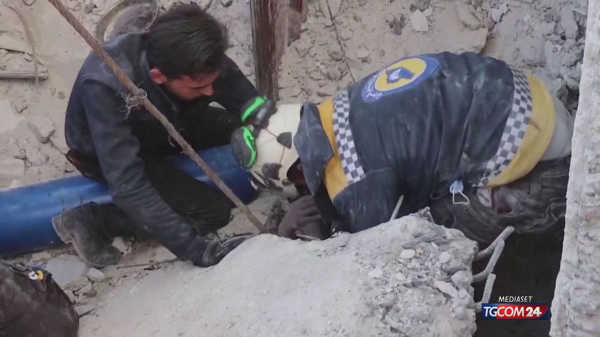 Terremoto, bimbo salvato ad Aleppo