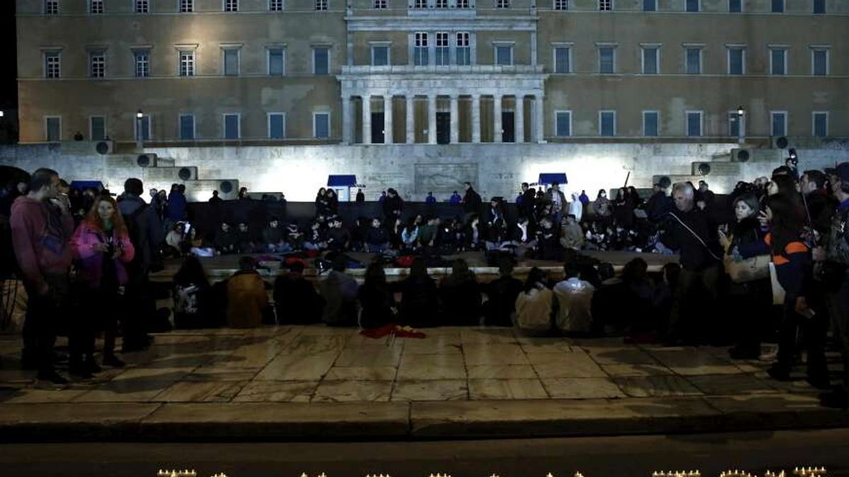 Grecia, migliaia manifestano a Parlamento dopo tragedia treno