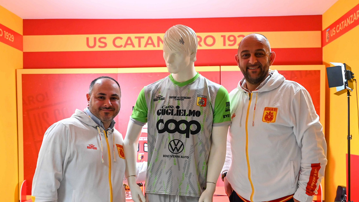 Naufragio di Cutro, il Catanzaro omaggia le vittime con una maglia speciale