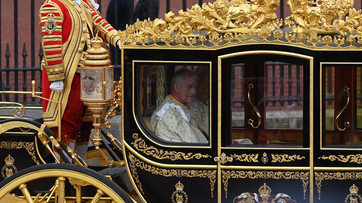 Fotogallery - Incoronazione Carlo, il sovrano e Camilla in carrozza ...