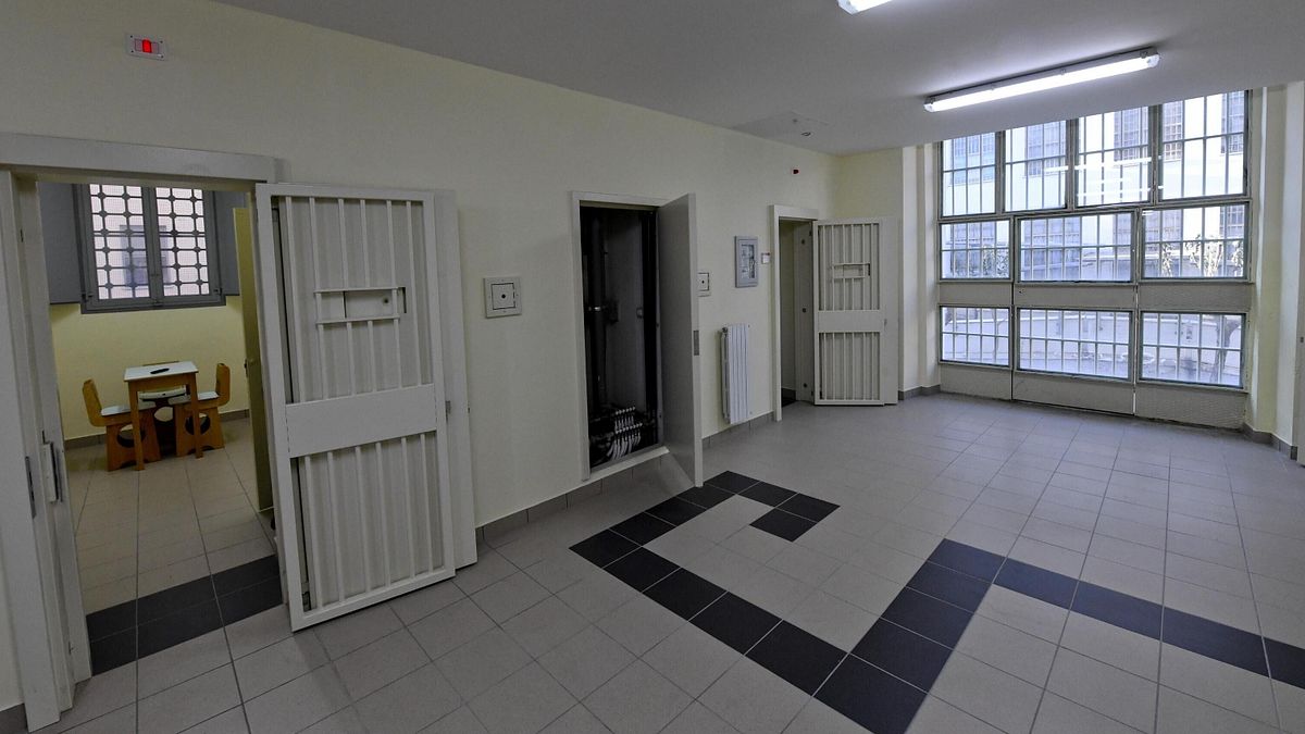 Augusta (Siracusa), droga e telefonini in carcere: undici arresti