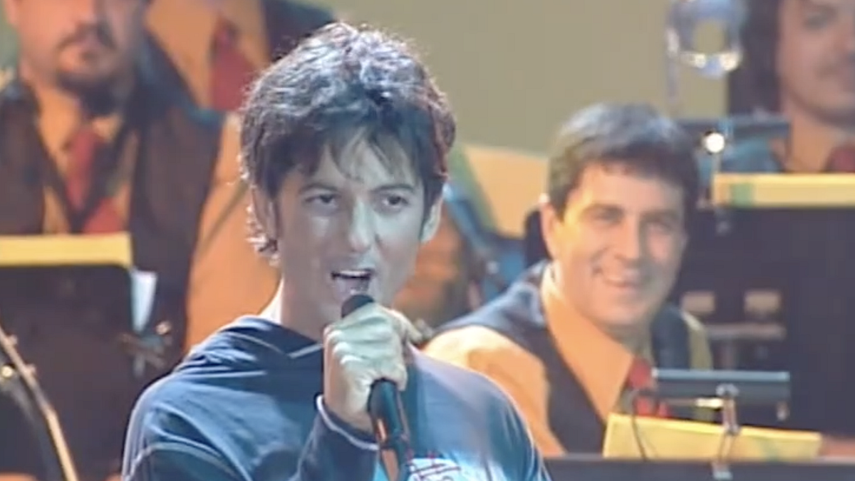 Fiorello canta "Vivere a colori" a "Un disco per l'estate" 1999