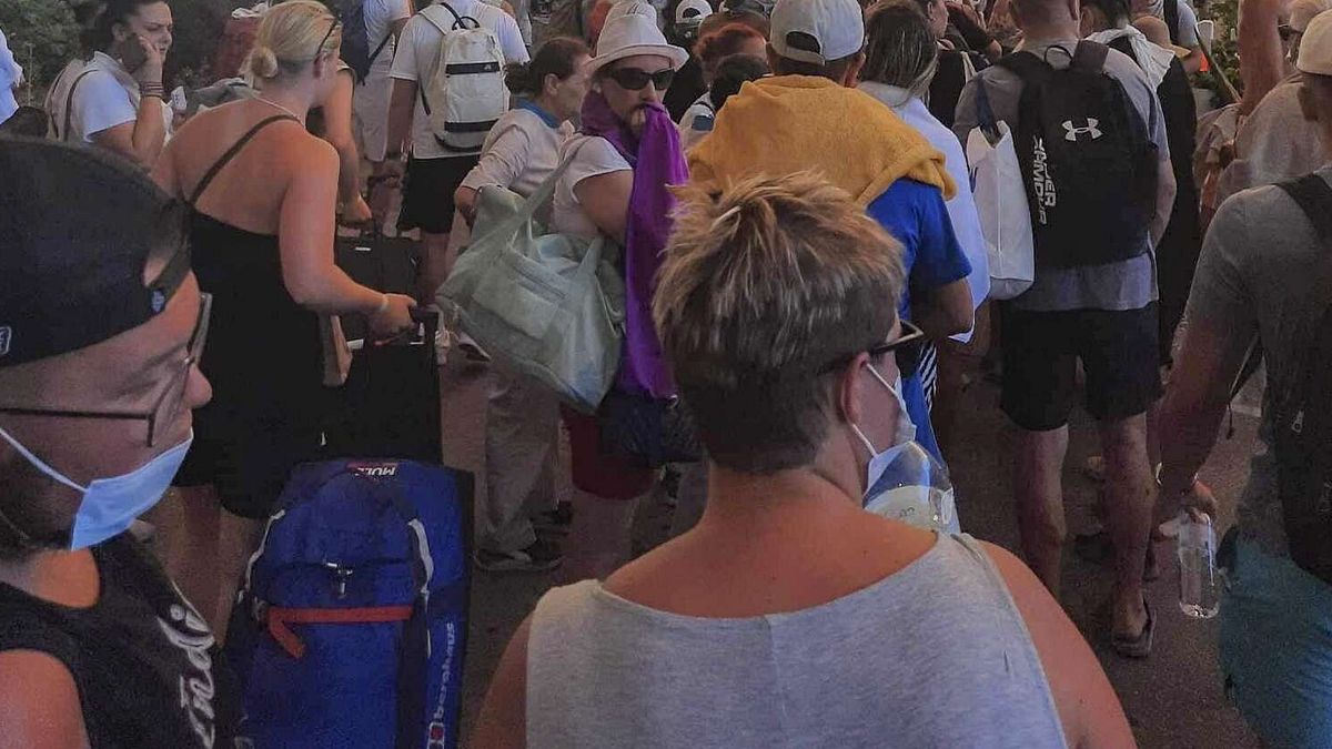 Fotogallery - Evacuate 1.500 persone minacciate da un incendio a Rodi