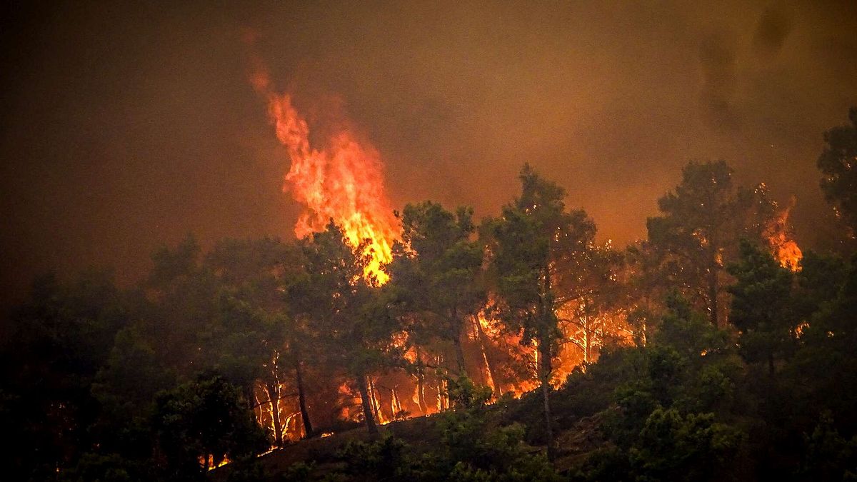 Grecia, a Rodi fiamme fuori controllo: turisti in fuga