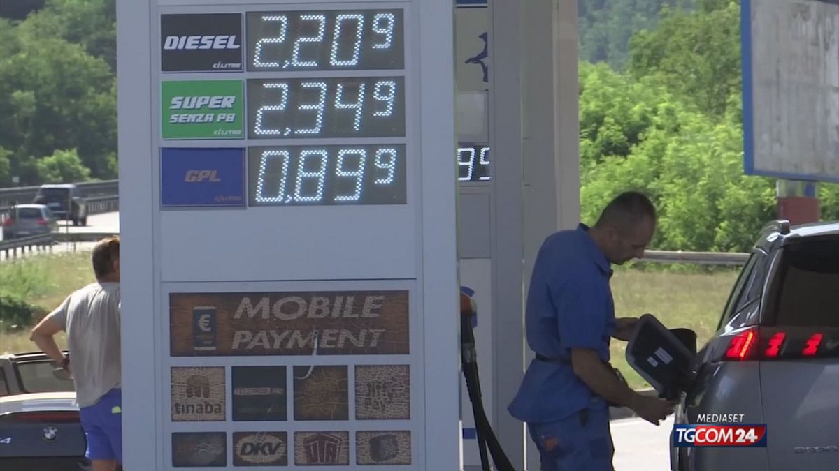 Benzina, prezzi oltre 2,50 euro: ecco i distributori più cari