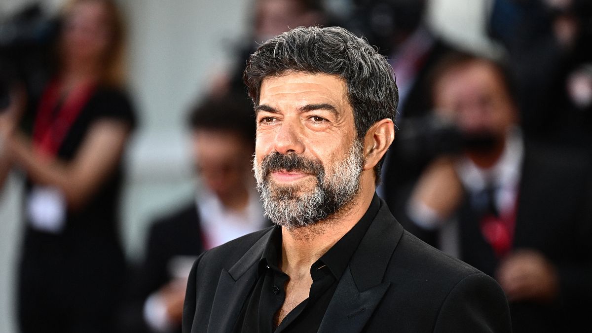 Venezia 80, primo red carpet: tutti i look di Pierfrancesco Favino
