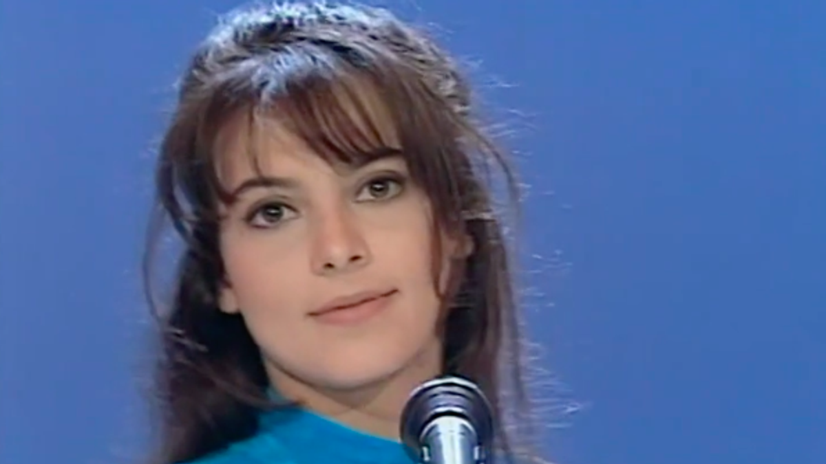 Una giovane Miriana Trevisan canta a "Non è la Rai" del 1994