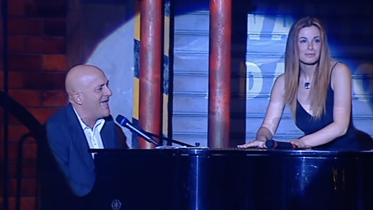Claudio Bisio canta "Un'ora sola ti vorrei" a "Zelig Circus" 2004