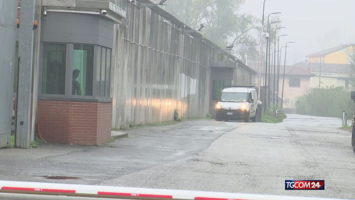 Migranti, Cpr di via Corelli: "Un lager, meglio morire"