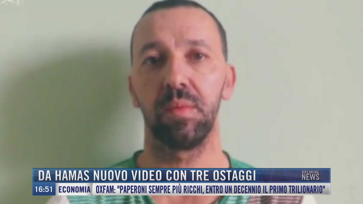 Breaking News delle 16.00 | Da Hamas nuovo video con tre ostaggi - Tgcom24
