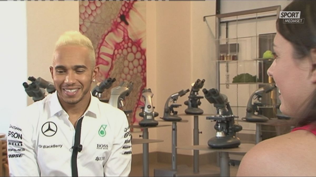Hamilton e l'italiano: "Posso avere una birra, come stai?"