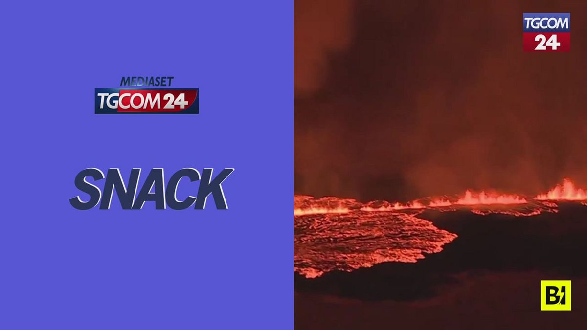 Islanda, il momento dell'eruzione del vulcano sulla penisola di Reykjanes